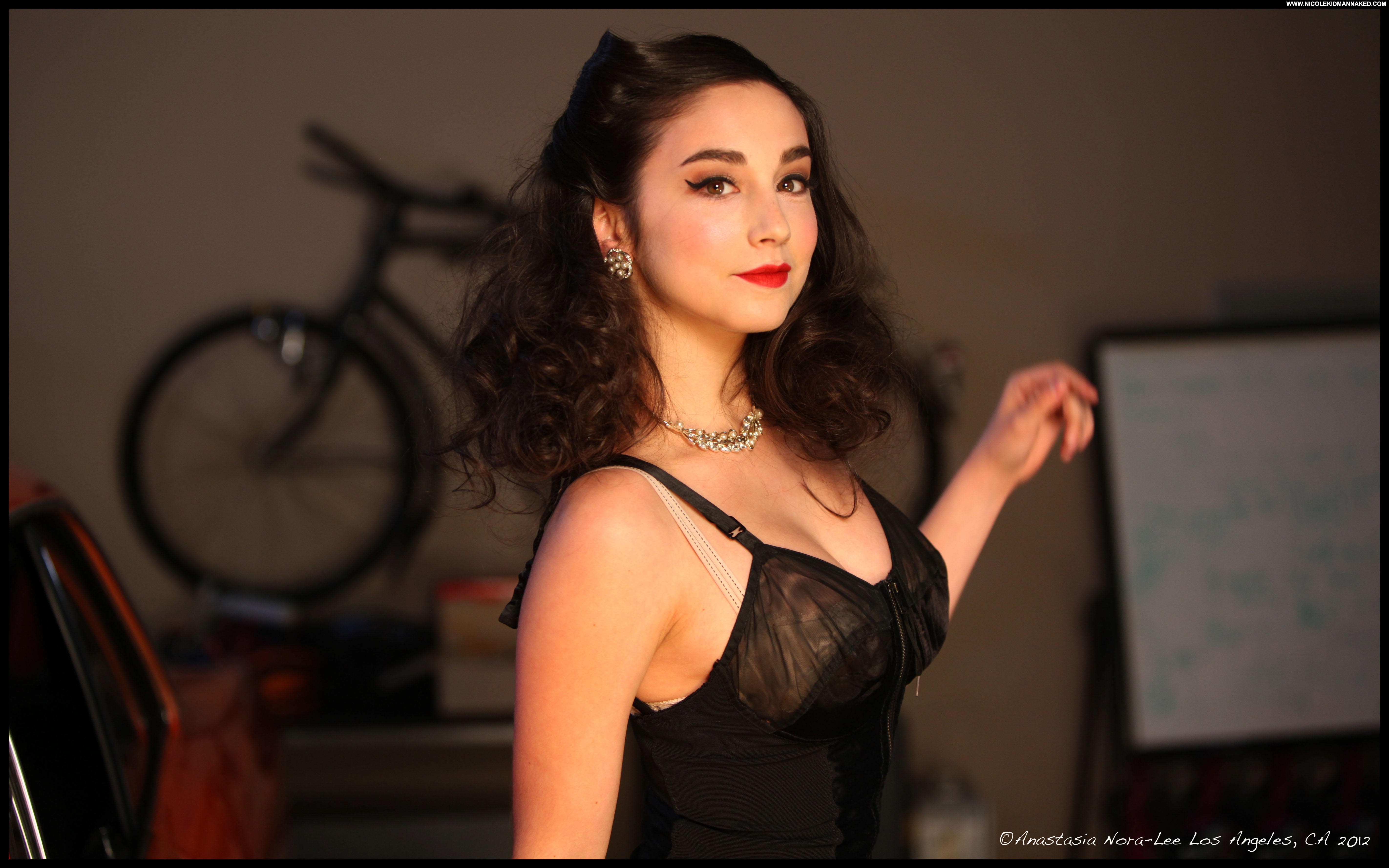Last Man Standing Molly Ephraim Posing Hot Babe Celebrity Beautiful